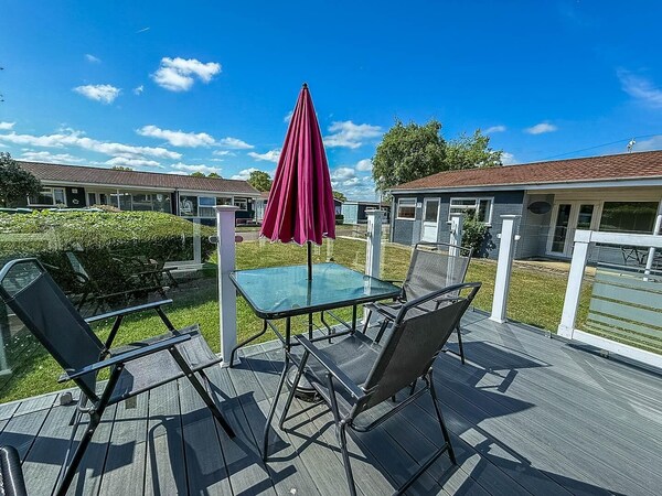 Homely Chalet On A Brilliant Holiday Park In Lowestoft Ref 12004b - Lowestoft