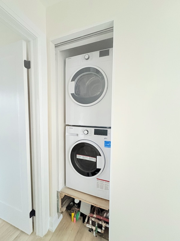 Stunning Custom Luxury 2-bedroom Garden Suite - Pickering