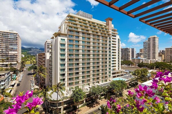 Kings City View Escape, Hilton Garden Inn, Deck & Pool, Urban Beach Life - Honolulu