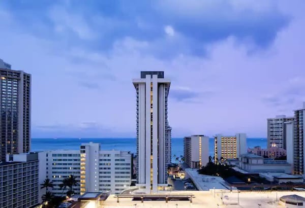 Tropical Getaway At Hilton Garden  Partial Ocean Views & Walk To Waikiki Beach! - Hawái