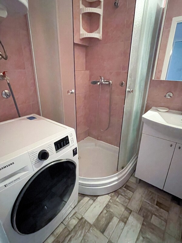 Modern 1-bedroom  In A Great Location With All The Amenities - Szarajevó