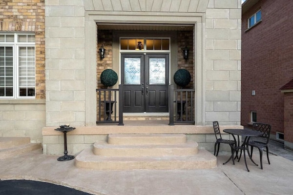 Cozy Modern Retreat Minutes From Pearson Airport  Perfect For Travelers! - Bolton, ON, Canada