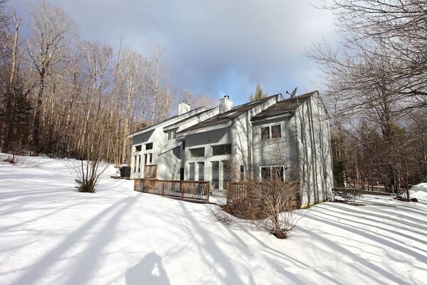 Lodge On The Loop, A Pet-friendly Retreat With Private Hot Tub & Sauna - Vermont