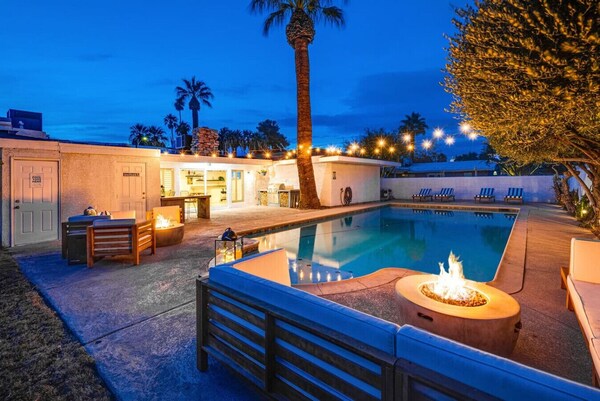 Iconic Luxe Entertainment Villa: Heated Pool Sauna - Las Vegas, NV