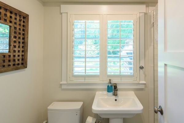 Idyllic Renovated Home Across From Seth's Pond. Large Yard, Ac, Near Lc Beach - West Tisbury, MA