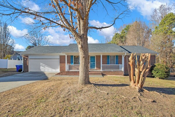 Stylish Comfort Near Fort Bragg  Family & Business Friendly! - Fayetteville, NC