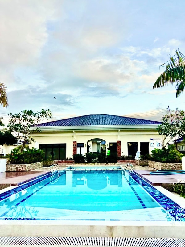Spacious 3-bedroom Bungalow With Ac, Wifi And Pool Access In A Fenced Community. - Panglao