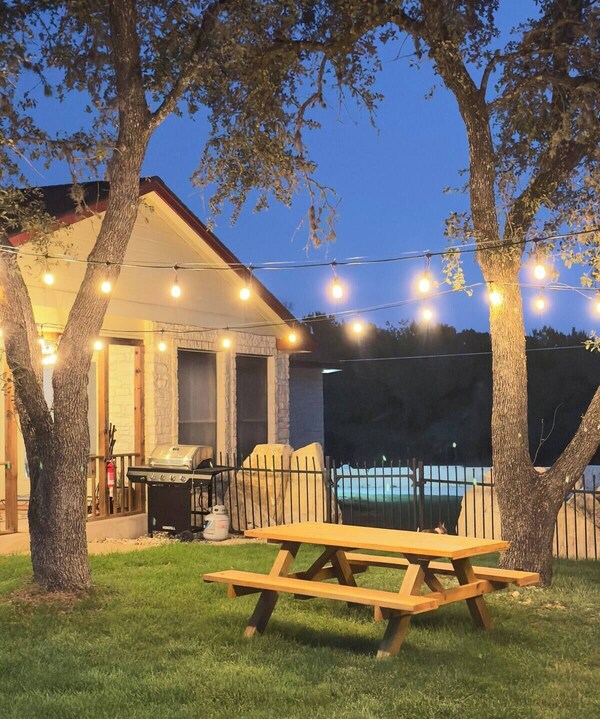 Cozy Getaway Near Lake Travis - Spicewood, TX