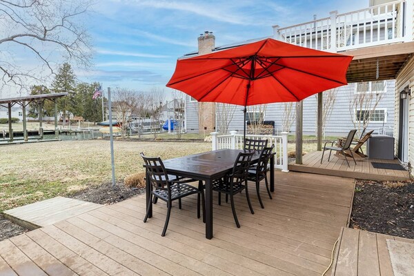 Private Dock, Spacious Deck & Dog-friendly Yard - Lake Louise, Crofton
