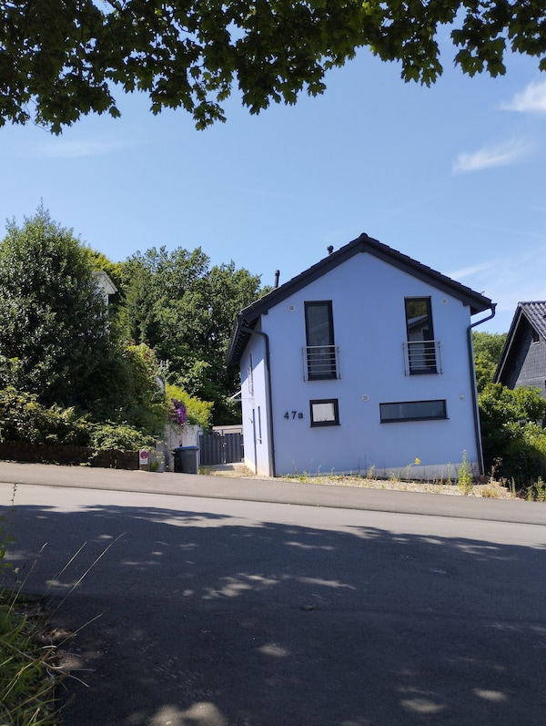 Holiday Home 'Haus Mit 4 Schlafzimmern' With Shared Terrace, Shared Garden And Wi-fi - Wuppertal