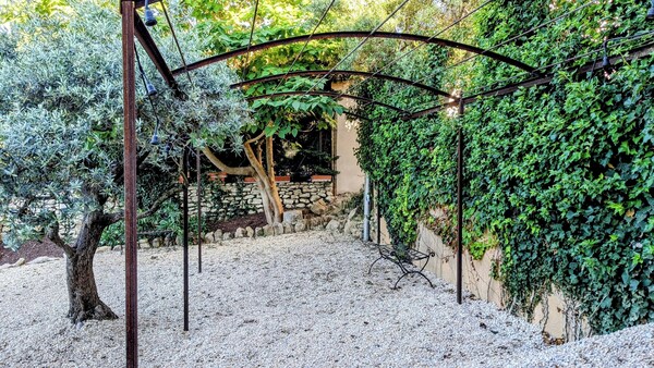 2 Bedroom, 2 Bathroom Apartment With Terrance Near Lourmarin - Apartment 3 - Cucuron