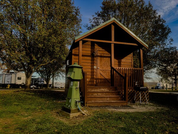 Unplug & Reconnect: Riverside Camping, Kid-friendly Fun & Modern Amenities - インディアナ州