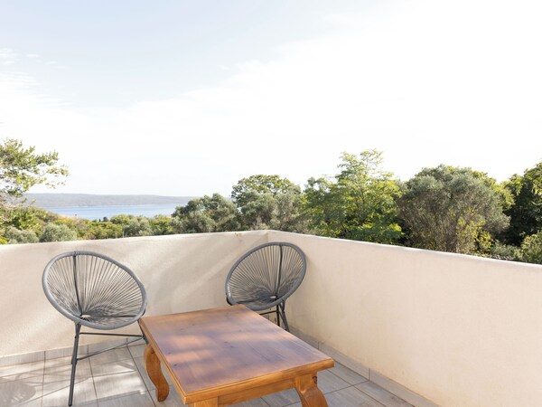 Family Friendly, Charming 3 Bedroom House With Ac And Wifi In Beautiful Nerezine - Neresine