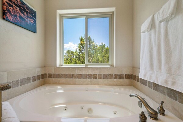 Best Views, Hot Tub, Game Room! 10 Minutes To Zion - Utah
