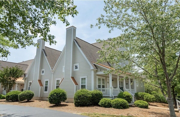 1 Bedroom Condo In Williamsburg With Outdoor And Indoor Pools July  27- August 3 - Yorktown, VA