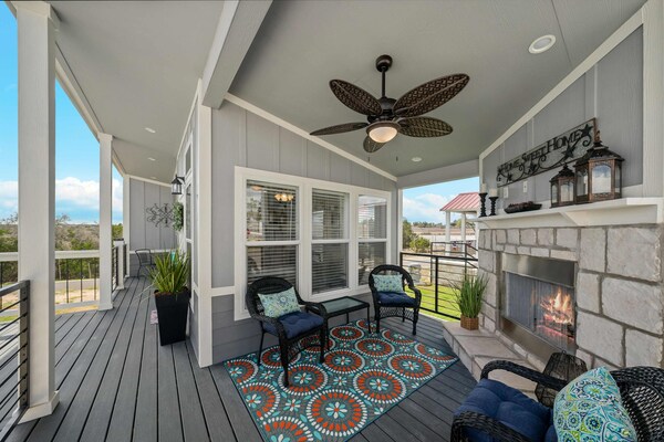 Pet-friendly 'Casa Di Lucia' Features Covered Deck With Fireplace, Sleeper Sofa, And Prime Location - Grape Creek Vineyards, Fredericksburg