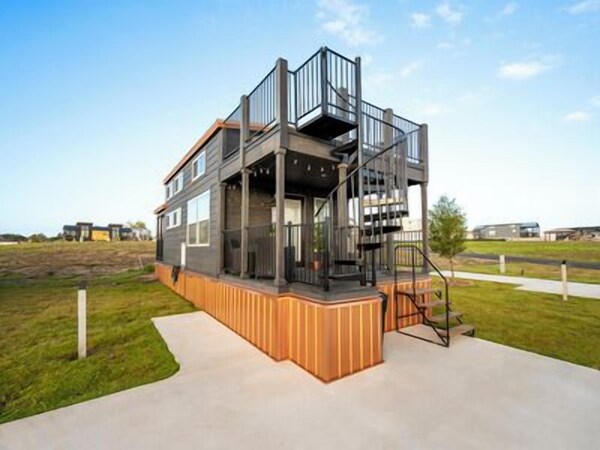 Pet-friendly 'The Tranquil Tiny Haus' Features Double-decker Viewing Deck For Stargazing With Hill C - Signor Vineyards, Fredericksburg