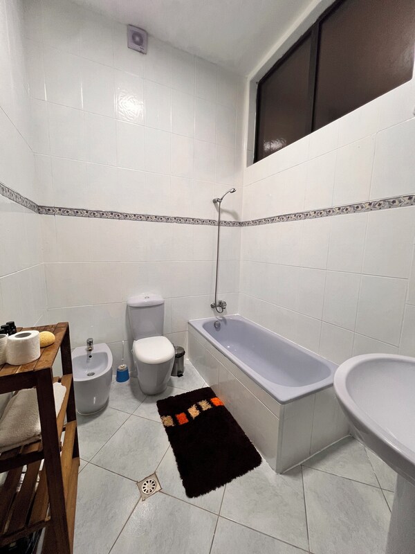 Kinaxixi Palace In Largo Rehabilitated. Spacious Apartment With Balcony. - Luanda