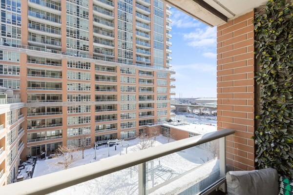 Stunning Chic Condo With Pool + Gym + Free Parking - Toronto