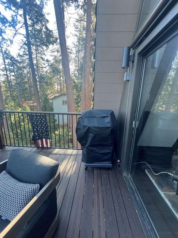 Cozy 3-level Cabin In Groveland With Wifi, Stunning Views, Deck And Hot Tub - Groveland, CA