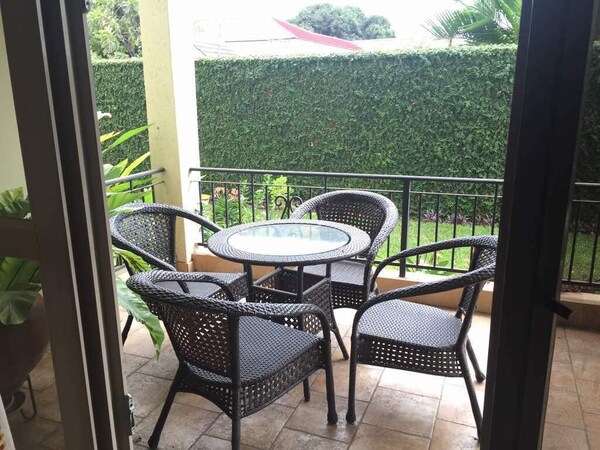 3-bedroom Apartment In Prime Accra Location With Ac, Wifi, Parking And Security - Accra