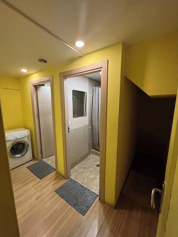 Budget Twin Room With Shared Bathroom In Galaxy Hostel - Tiflis