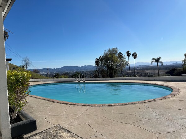 Private Hillside Pool Home With View Close To Yaamava And Glen Helen - San Bernardino, CA