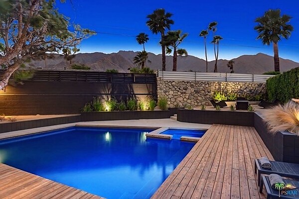 Palm Springs Onyx Oasis Is A 3 Bedroom 2 Bath Home With A Prime Location. - Palm Springs, CA