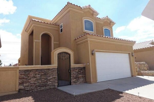 3-bedroom House In Charming El Paso With Ac, Fitness Room, Wifi, Gated Community - El Paso, TX