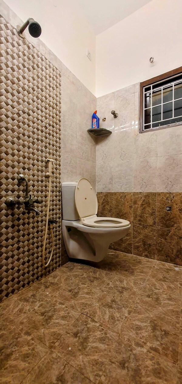 Convenient Shared Room In A 2bhk With All Amenities At Value In Central Chennai. - Chennai