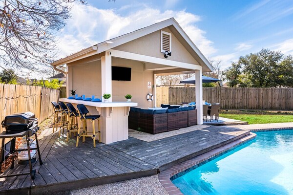 Resort Escape: Heated Pool, Outdoor Kitchen & Games - Houston, TX