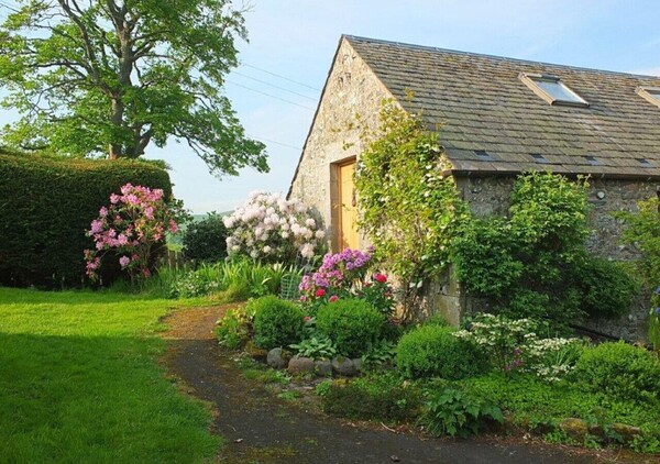 The Barn At Llolans - One Bedroom House, Sleeps 2 - Biggar