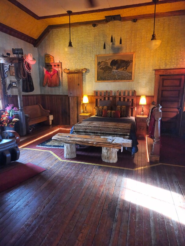 Rustic Charm And Acres Of Elbow Room: Ghostown Blues Lodge Near Cypress Hills! - Saskatchewan