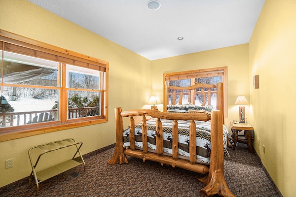 The Lodge | Private Heated Indoor Pool And Hot Tub - Petoskey, MI