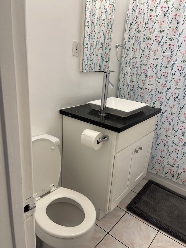 Spacious Single Apt D In Santa Monica - Santa Monica, CA