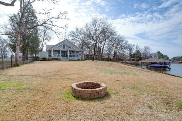 Dock & Lake Access: Gem On Cedar Creek Reservoir - Log Cabin, TX