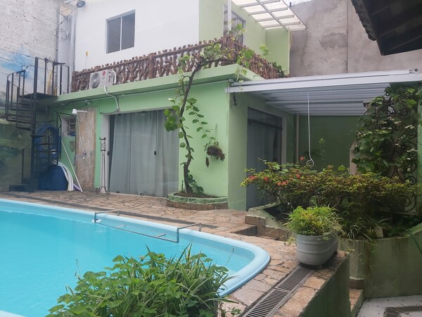 Casa, 3 Quartos Com Camas De Casal, Suíte, Ar Condicionado, Piscina, 2 Garagens - São Paulo