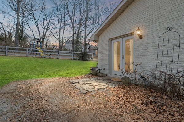 Cozy County Line Gem - Franklin, TN