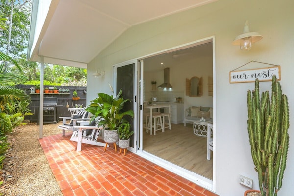 The Beach Nest- Cosy Beachside Escape | Balcony, Full Kitchen & Free Wi-fi - Trinity Beach