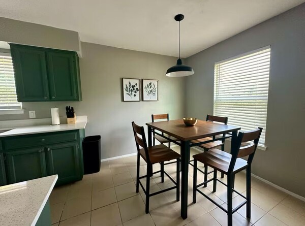 Chic 2-bedroom Apartment In Charming Arlington With Wifi, Ac - Arlington, TX