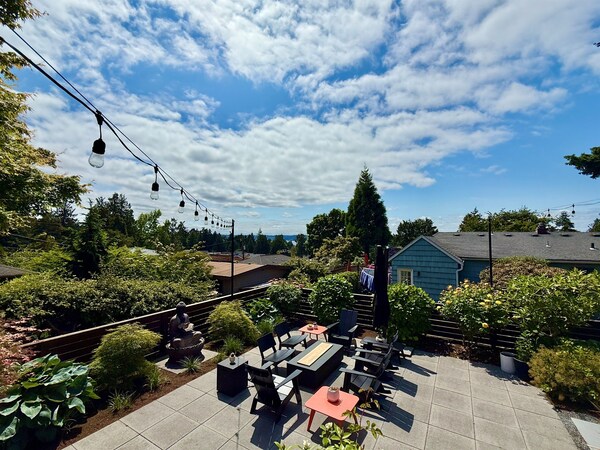 Serene Mid-century Escape: Sauna, Stunning Spaces - Seattle, WA