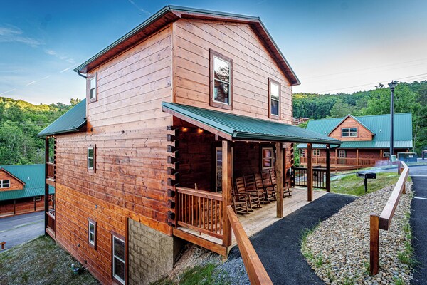 Downtown Spacious Wooden Cabin Location View Peace - Pigeon Forge, TN