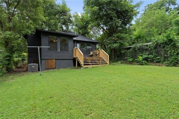The Pinewood House - 3-bedroom House In The Heart Of Waco - Waco, TX
