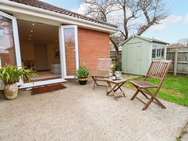 Hide-a-way, Romantic, With A Garden In Weymouth - 