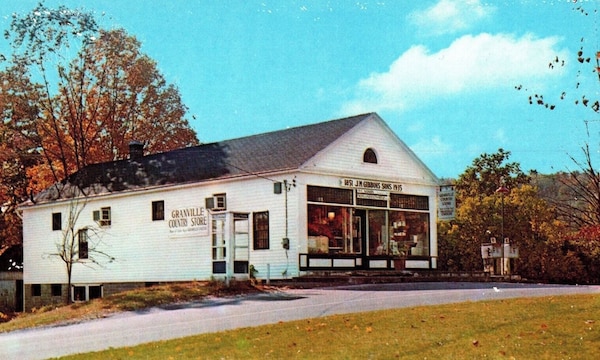 The Olde Tobacco Barn - East Granby Close To Airport, Restaurants & Things To Do - Connecticut