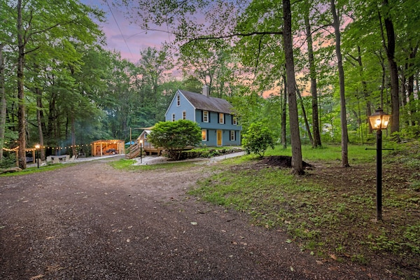 Woodland Retreat 4-bedroom With Hot Tub, Fire Pit, And Woodstove - Barkhamsted Reservoir, CT