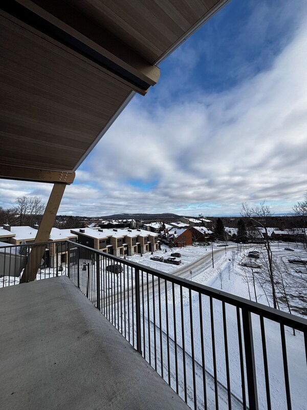 Ski-in/ski-out Penthouse Condo At The Base Of Mont-ste-anne - Quebec