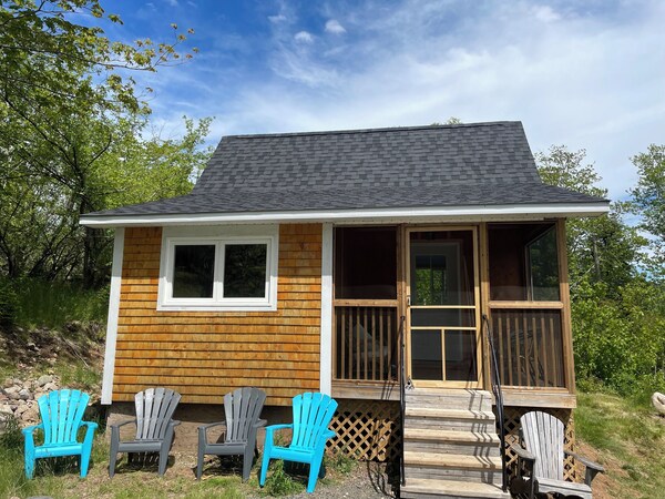 Bright And Charming Cabin On The Cabot Trail Overlooking St. Anns Bay. - Cape Breton Island