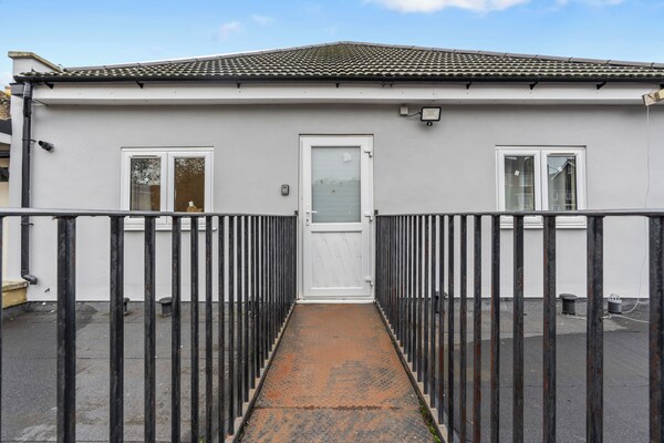 Spacious Light Filled Apartment - Kent