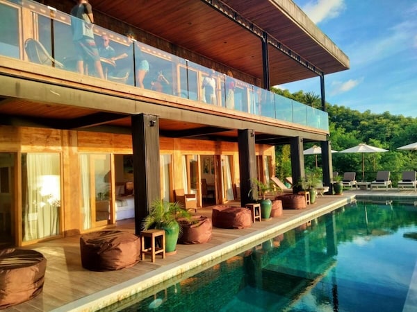 Paradise Garage Komodo - Labuan Bajo